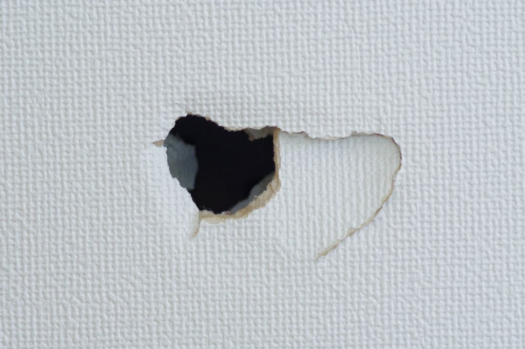 壁紙に穴があいてしまった!自分で補修する方法をサイズ別に解説! ジャパンホームシールド株式会社