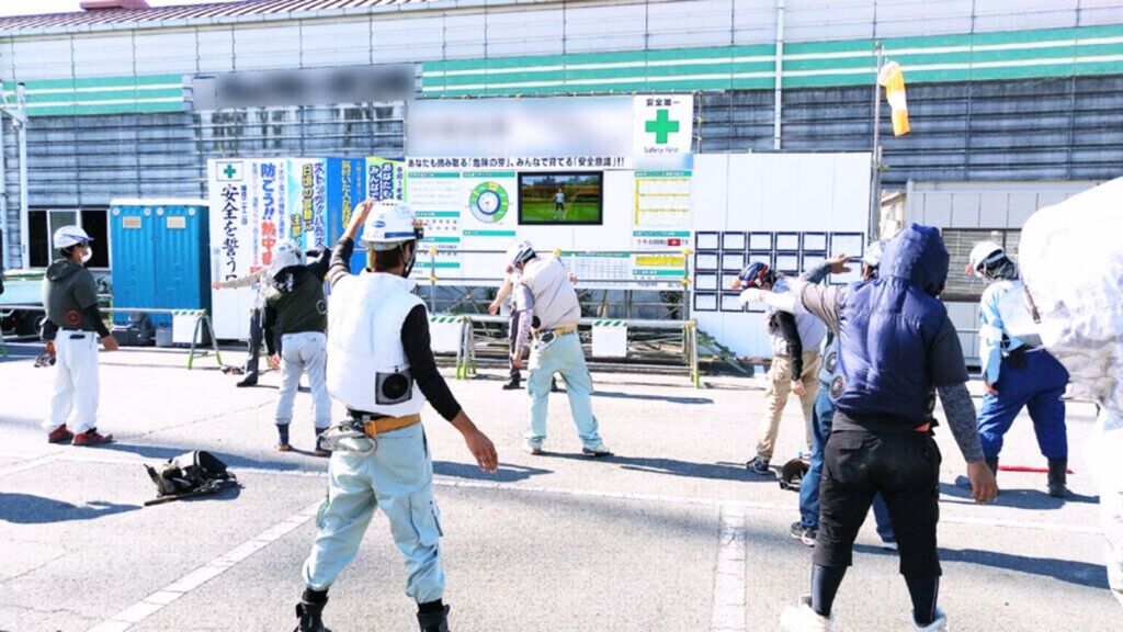 建設現場のデジタルサイネージ 朝礼看板と工事スケジュールの掲示