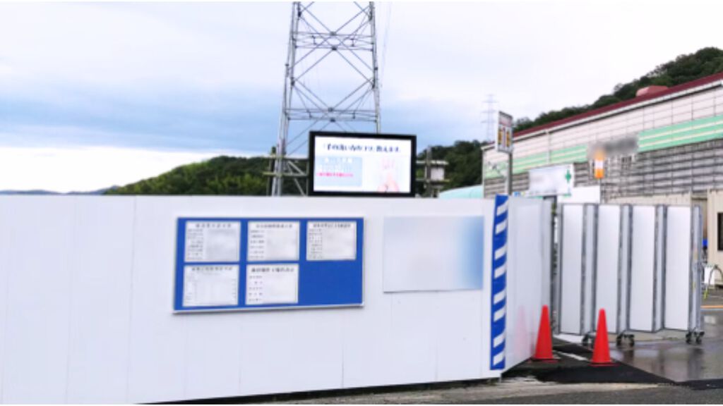 建設現場のデジタルサイネージ 朝礼看板と工事スケジュールの掲示