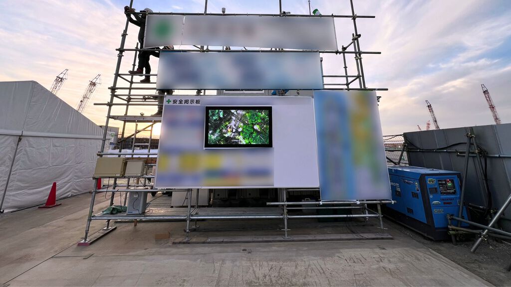 大阪万博のパビリオン建設現場にデジタルサイネージをレンタル設置 作業員の安全を守る朝礼用ディスプレイ